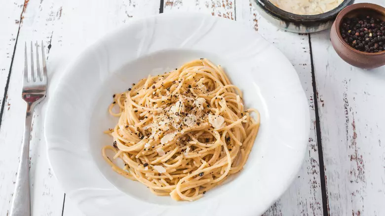 bol de pasta amb forquilla