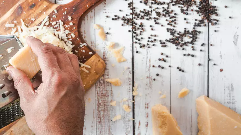 ruoko grating cheese