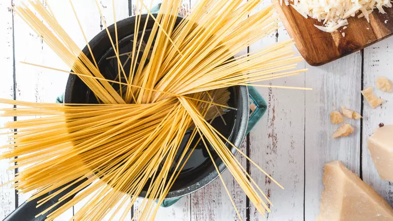 spaghetti makariso mu nkono