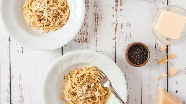 δύο μπολ cacio e pepe