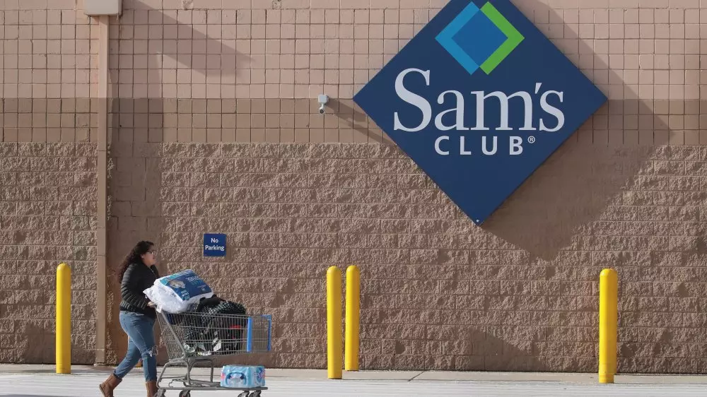 persono kun ĉaro ekster Sam's Club