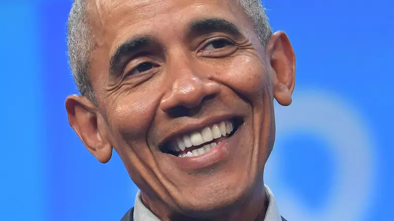 Barack Obama ap souri sou sèn