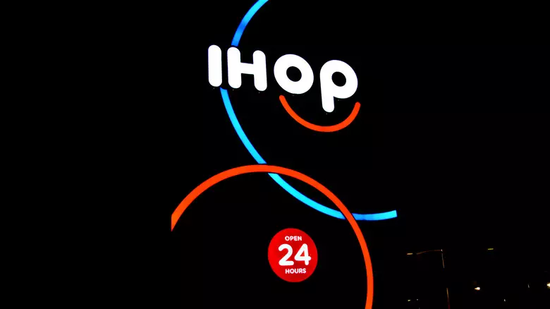 Tanda IHOP merah dan biru di malam hari