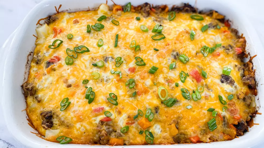 soseji nri ụtụtụ casserole na eyịm ndụ ndụ n'elu