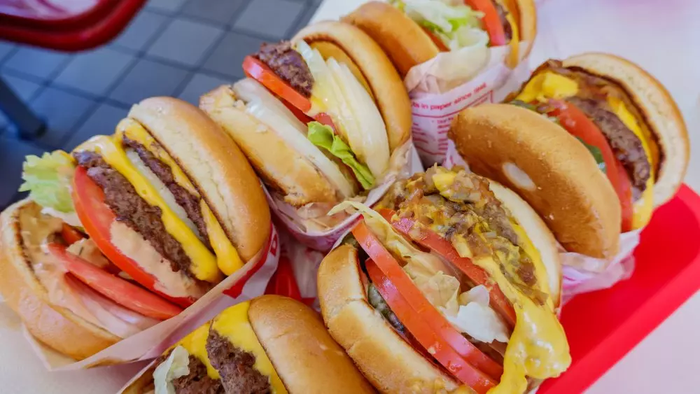 Ĉu la Manĝaĵo de In-N-Out estas Efektive Freŝa?