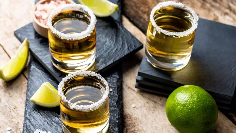 tequila ya jadi katika glasi za risasi