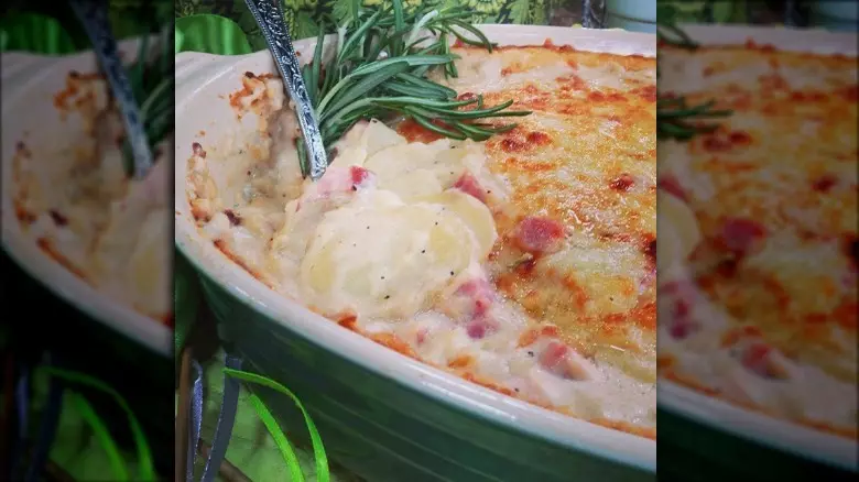 Un primer plano de un plato de papas gratinadas y guiso de jamón de Ree Drummond