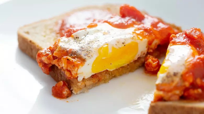 shakshuka, trứng nấu trên bánh mì nướng