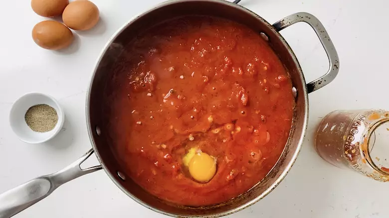 huevo crudo en salsa para pasta