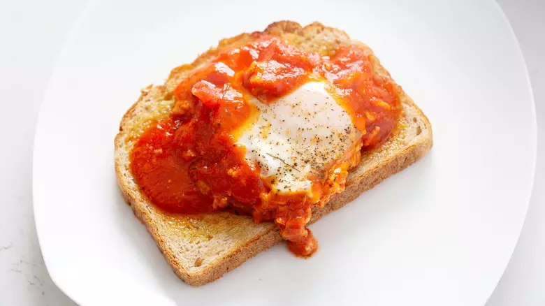 shakshuka caliente sobre tostadas