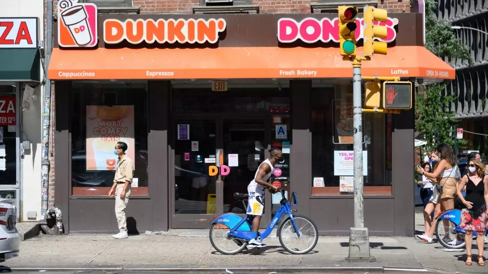 Amerika geet lues a lues laanscht den Dunkin', deen zwar net esou opfälleg oder motivational e Slogan ass.