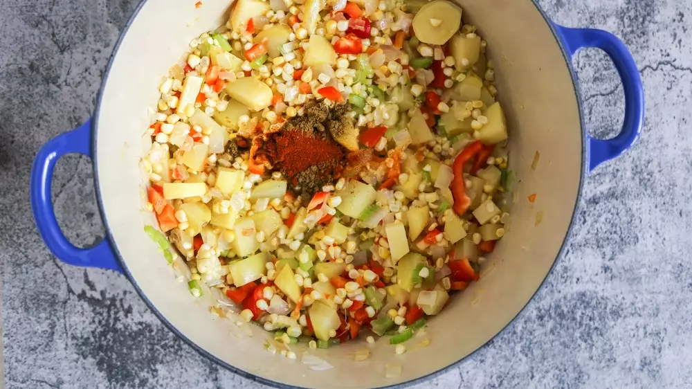 memasak sup jagung sedang dijalankan