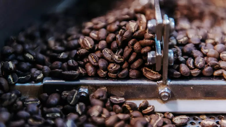 kaffebønner ristning i en metalmaskine