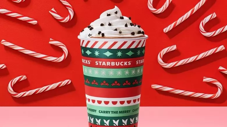 Starbucks Peppermint Moka circondato da bastoncini di zucchero