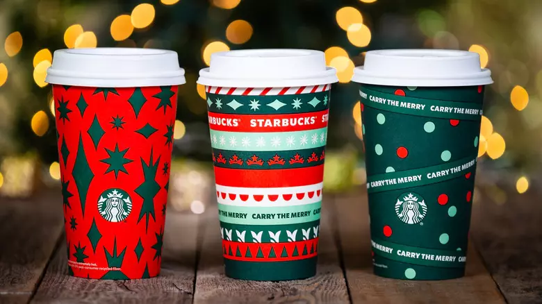 Tiga cangkir Natal Starbucks yang berbeda