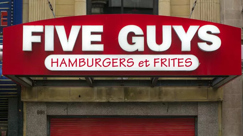 Al di fuori del ristorante Five Guys