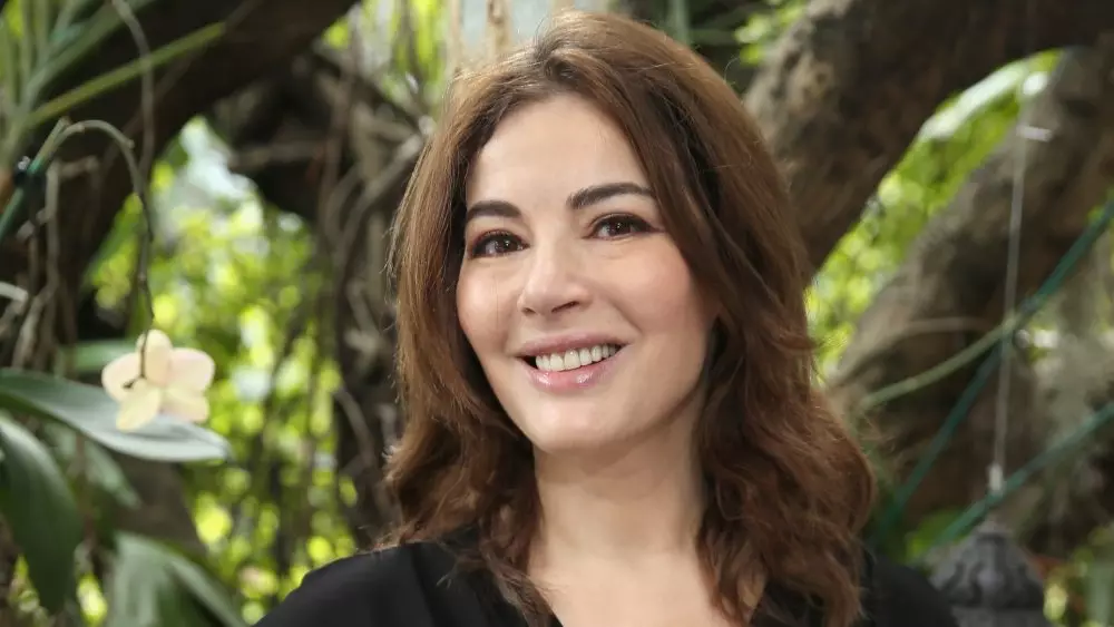 Nigella Lawson איז אַנרעקאַגנייזאַבאַל אין טראָובבאַקק פאָטאָ