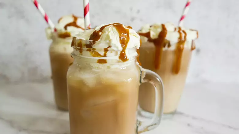 caramel iced coffees ni pọn