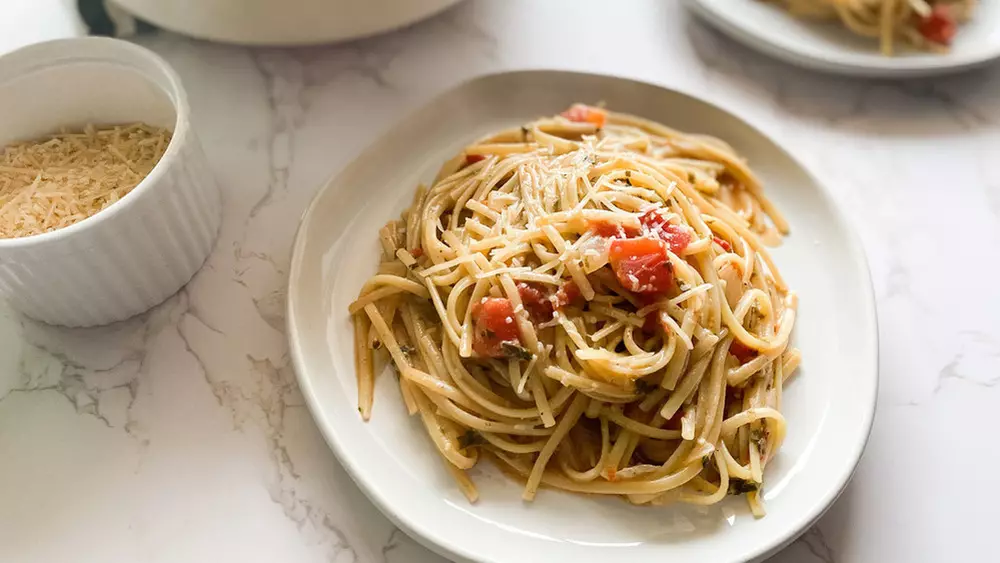 pomidor we sarymsak bilen bir gazana spagetti