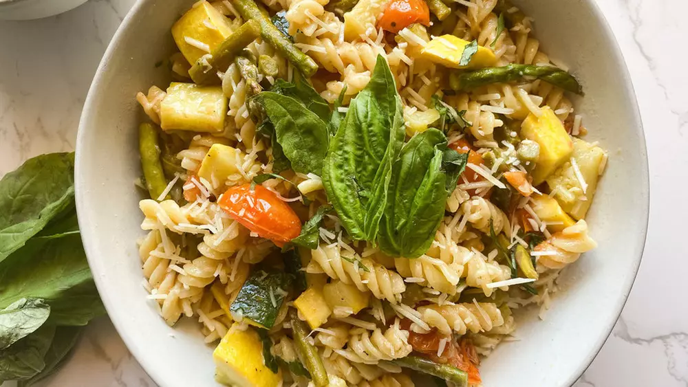 pasta primavera na zukini, tomato, asparagus, basil na Parmesan