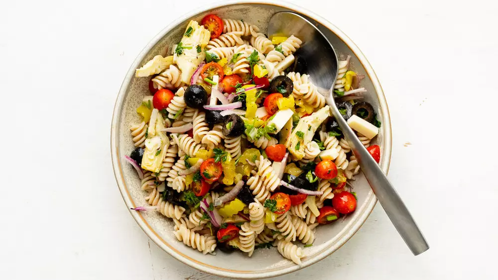 salad pasta pasta na oliv, tomato, ose na artichoke