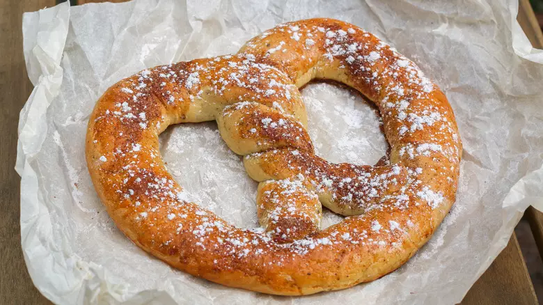 Costco pretzel taz-zokkor tal-kannella