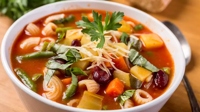 Lähikuva minestrone-keitosta