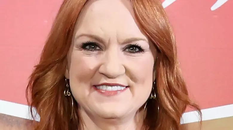 Ree Drummond tersenyum dan memakai anting-anting