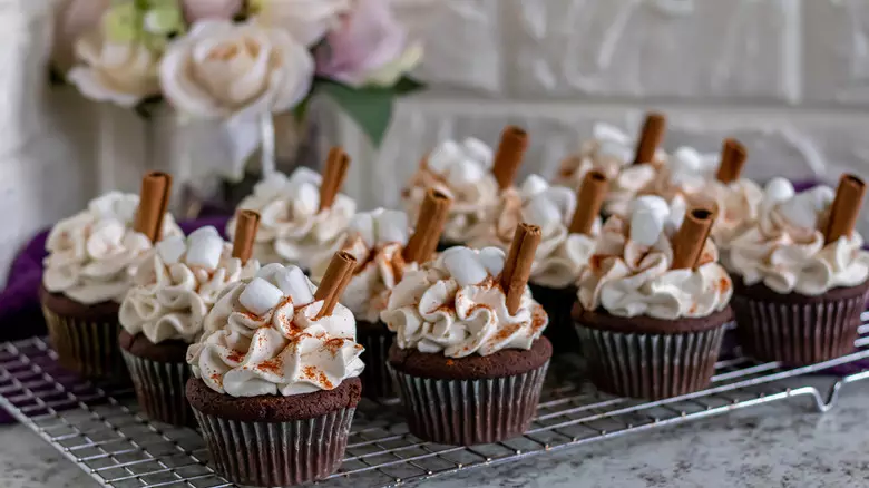 dekorerte meksikanske varm sjokolade cupcakes