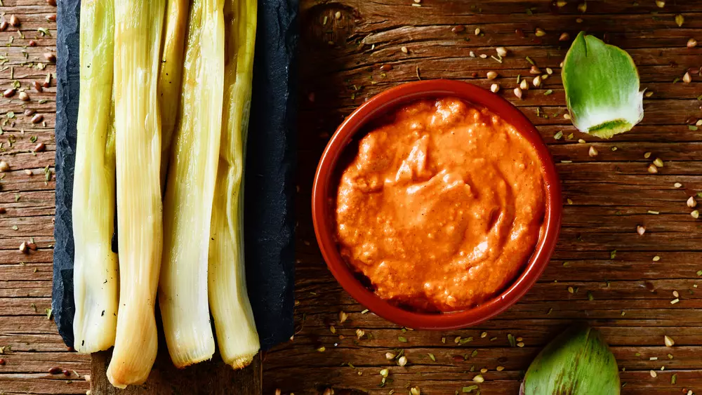 Tazón de romesco con cazos