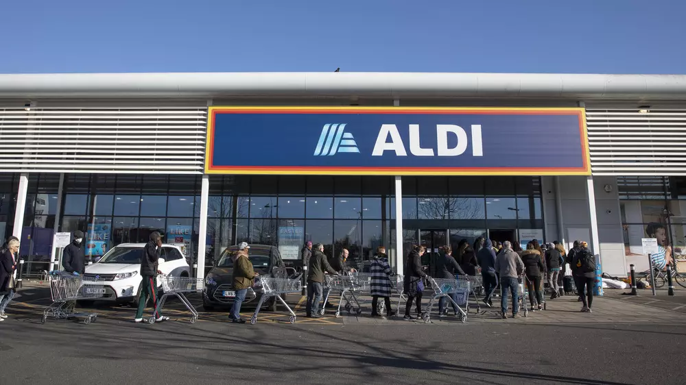 Aldi süpermarkette sıraya giren müşteriler