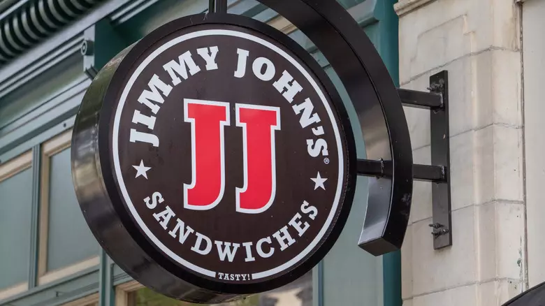 La emblemo de Jimmy John sur konstruaĵo