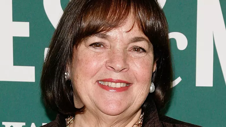 Ina Garten ပြုံးနေသည်။