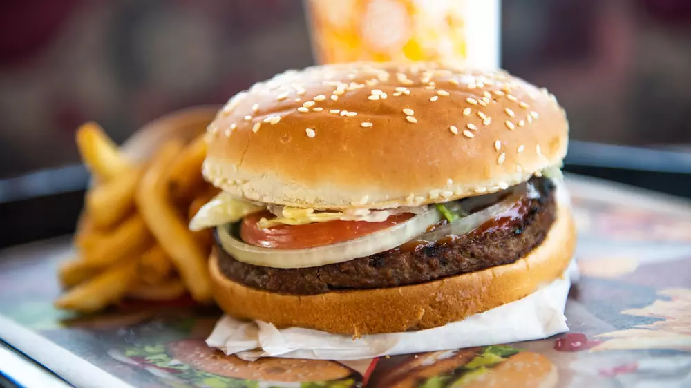 Burger King's Whopper gyda sglodion Ffrengig a diod