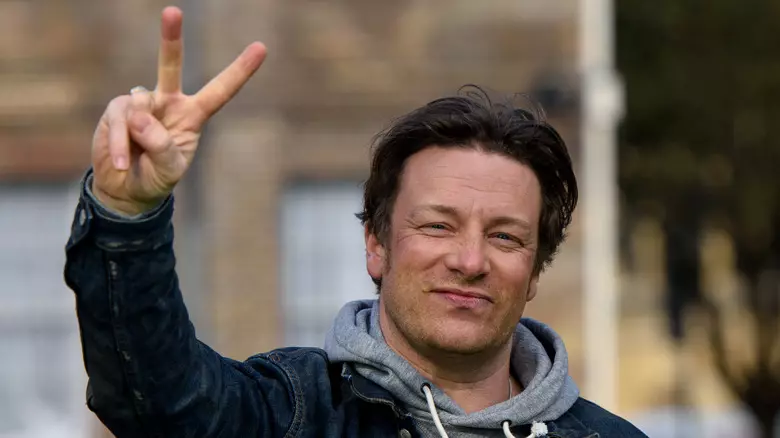 Jamie Oliver zeigt ein Peace-Zeichen