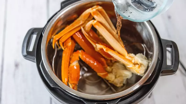 cottura delle cosce di granchio Instant Pot