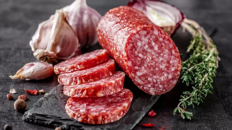 Salami e halikiloeng, konofolo le thyme