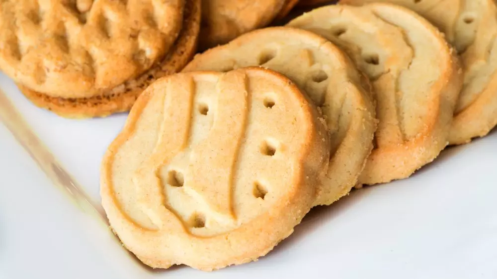 galetes de Girl Scout variades en un plat blanc