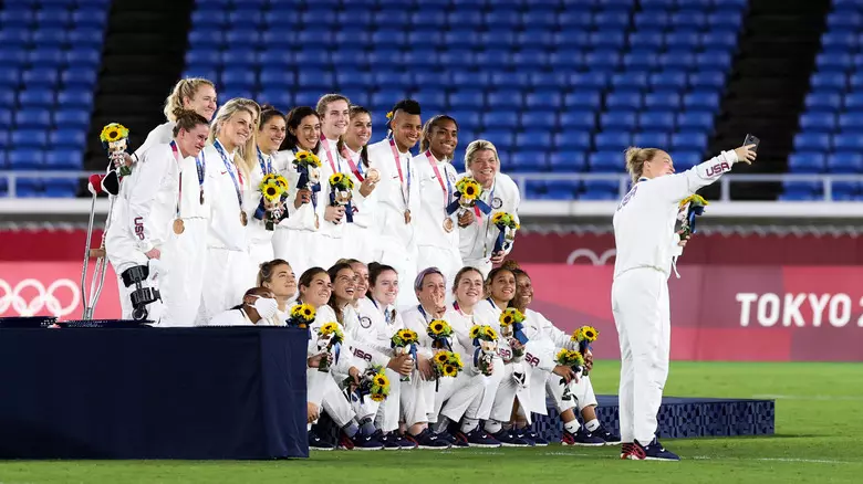 USWNT yokhala ndi mendulo zamkuwa zampira