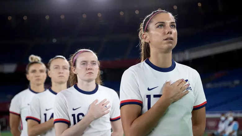 USWNT జాతీయ గీతం కోసం నిలబడి ఉంది