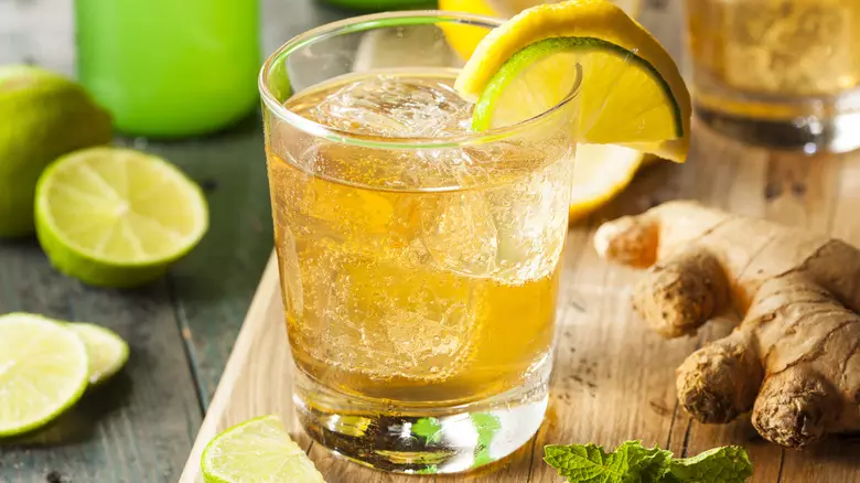 Tazza ginger ale b'biċċiet ġinġer u porzjon tal-ġir