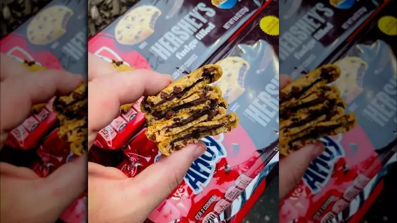 Chips Ahoy Fudge-Filled ncuav qab zib