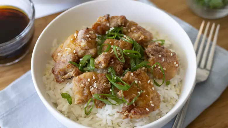 poulet mochiko cuit au four avec du riz