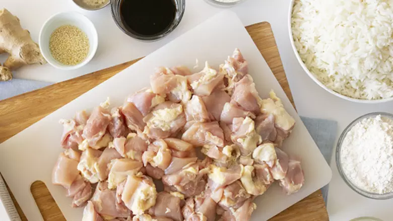 poulet coupé sur une planche à découper