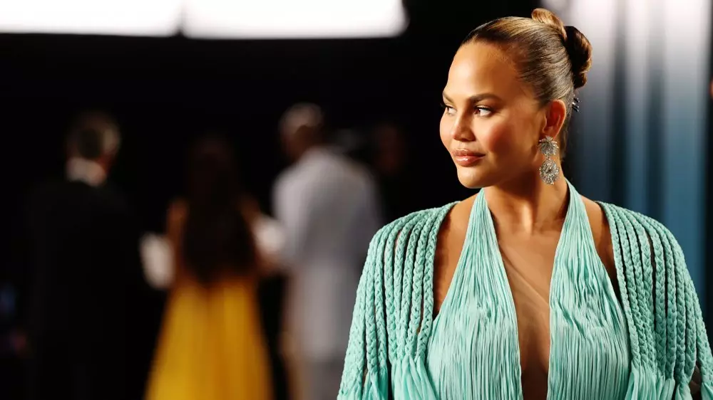 Chrissy Teigen haasi fan hombe yeBar Rescue