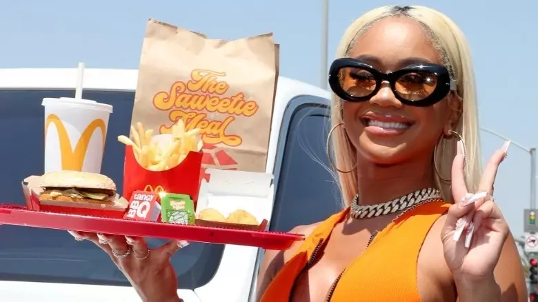 Saweetie zeigt das Essen von Saweetie McDonald's