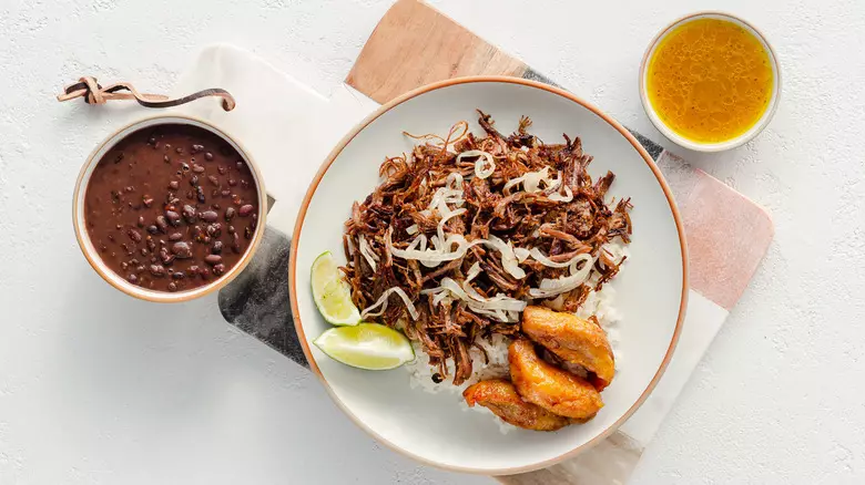 tallerken med instant pot vaca frita med bolle med bønner