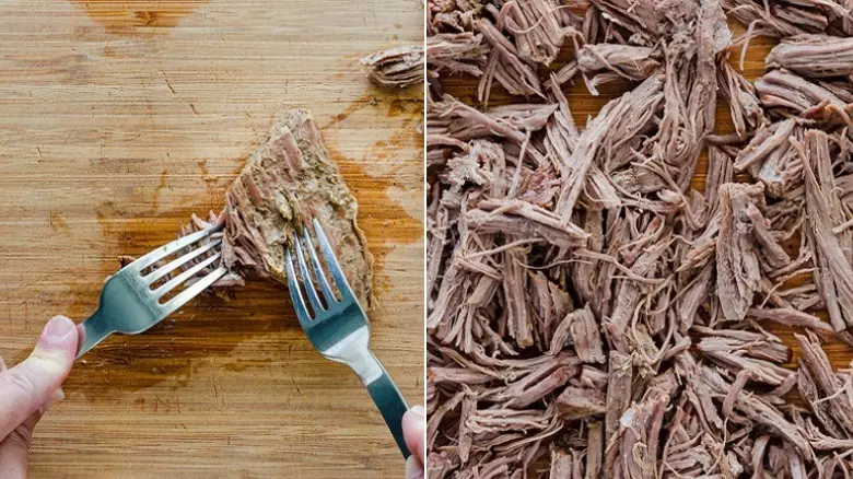 Desmenuzando bistec con garfos para vaca frita