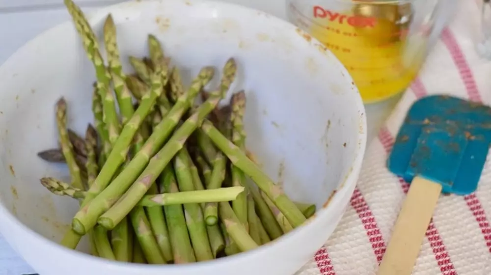 asparagus dalam mangkuk putih