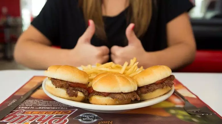 Она што тврдокорните обожаватели не го знаат ни за Steak 'N Shake 10499_12